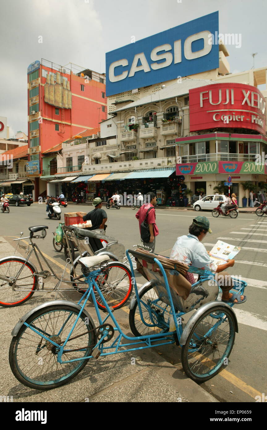Everyday scene in the city of Hanoi in Vietnam Stock Photo - Alamy