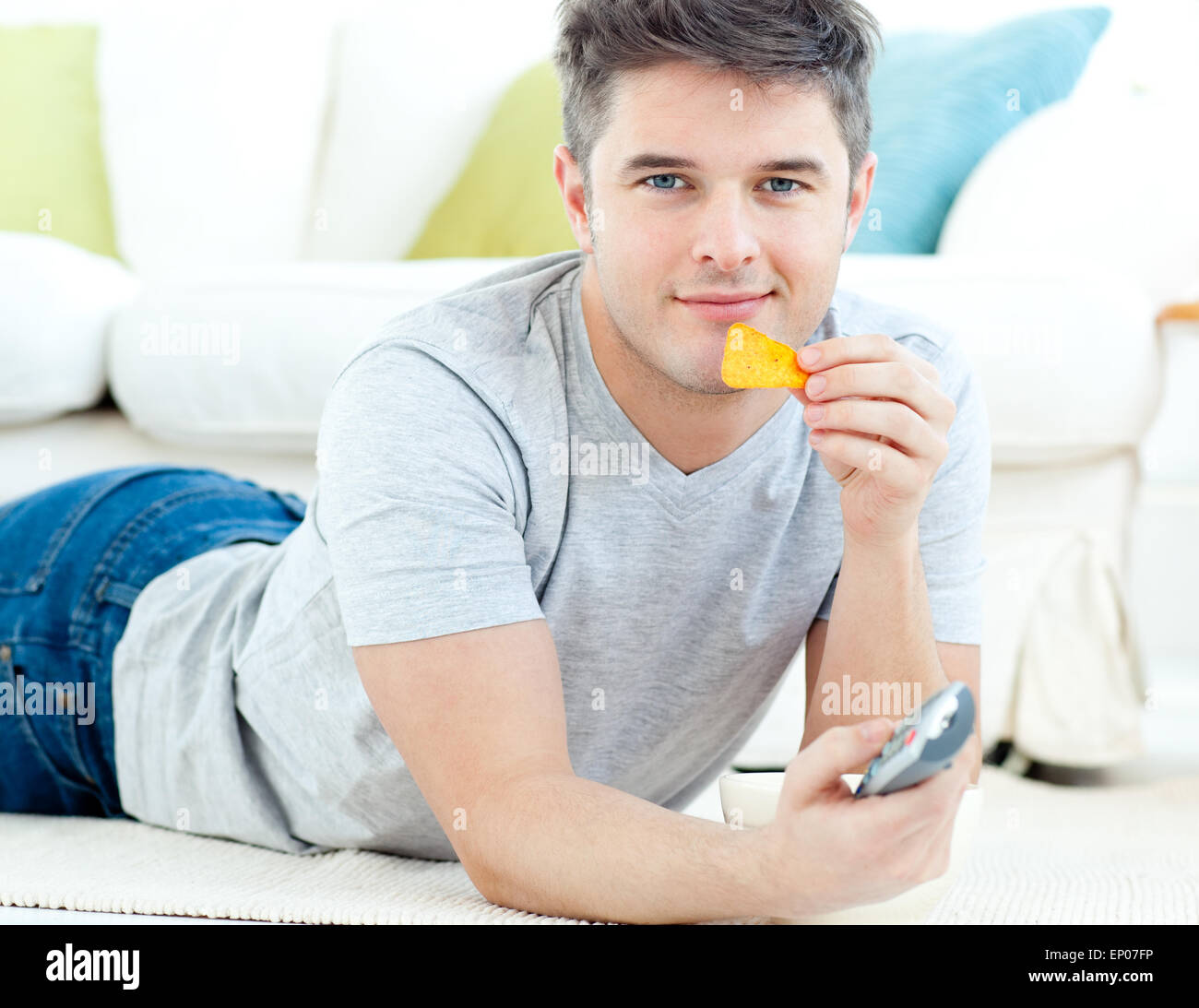 Man eating crisps television hi-res stock photography and images - Alamy