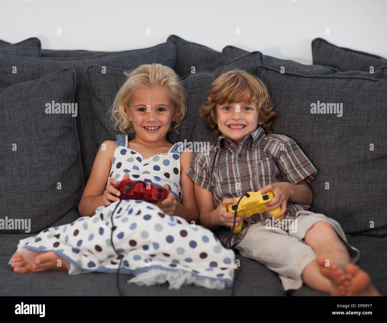 Sibling playing video games Stock Photo - Alamy