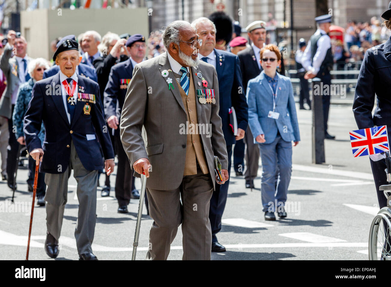 Walking saluting respect uniform military hi-res stock photography and ...