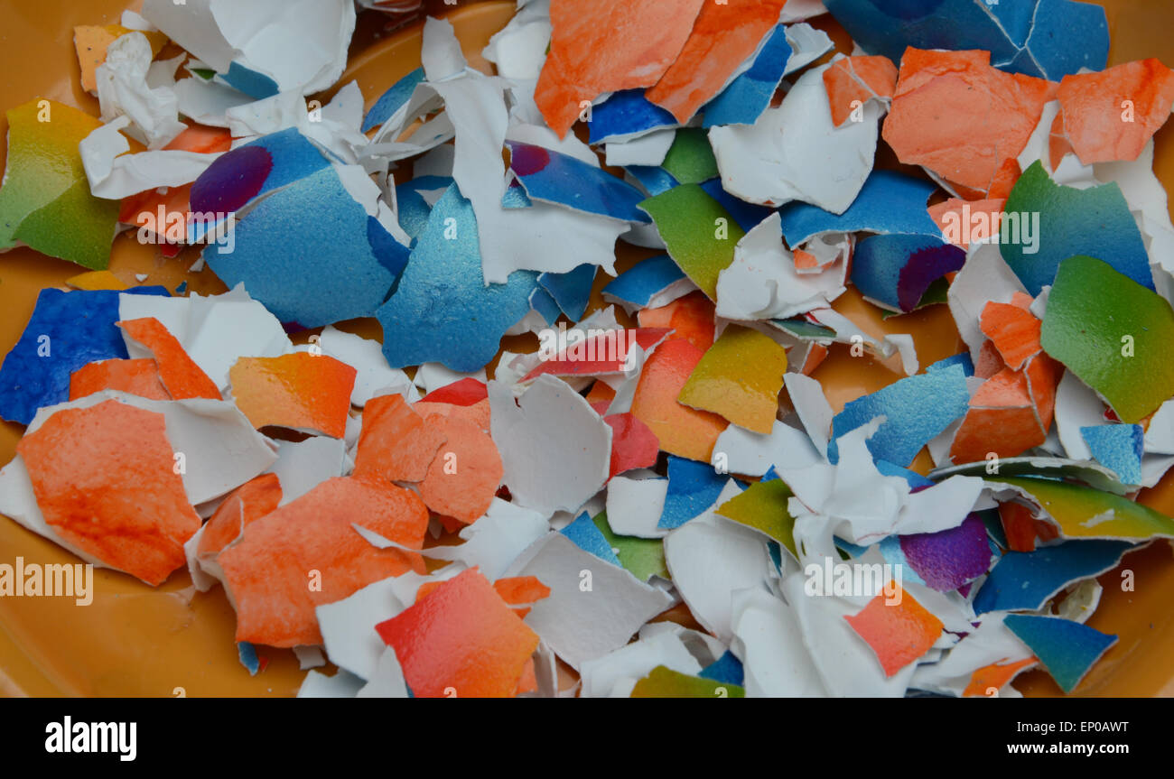 Broken eggshell painted easter hi-res stock photography and images - Alamy