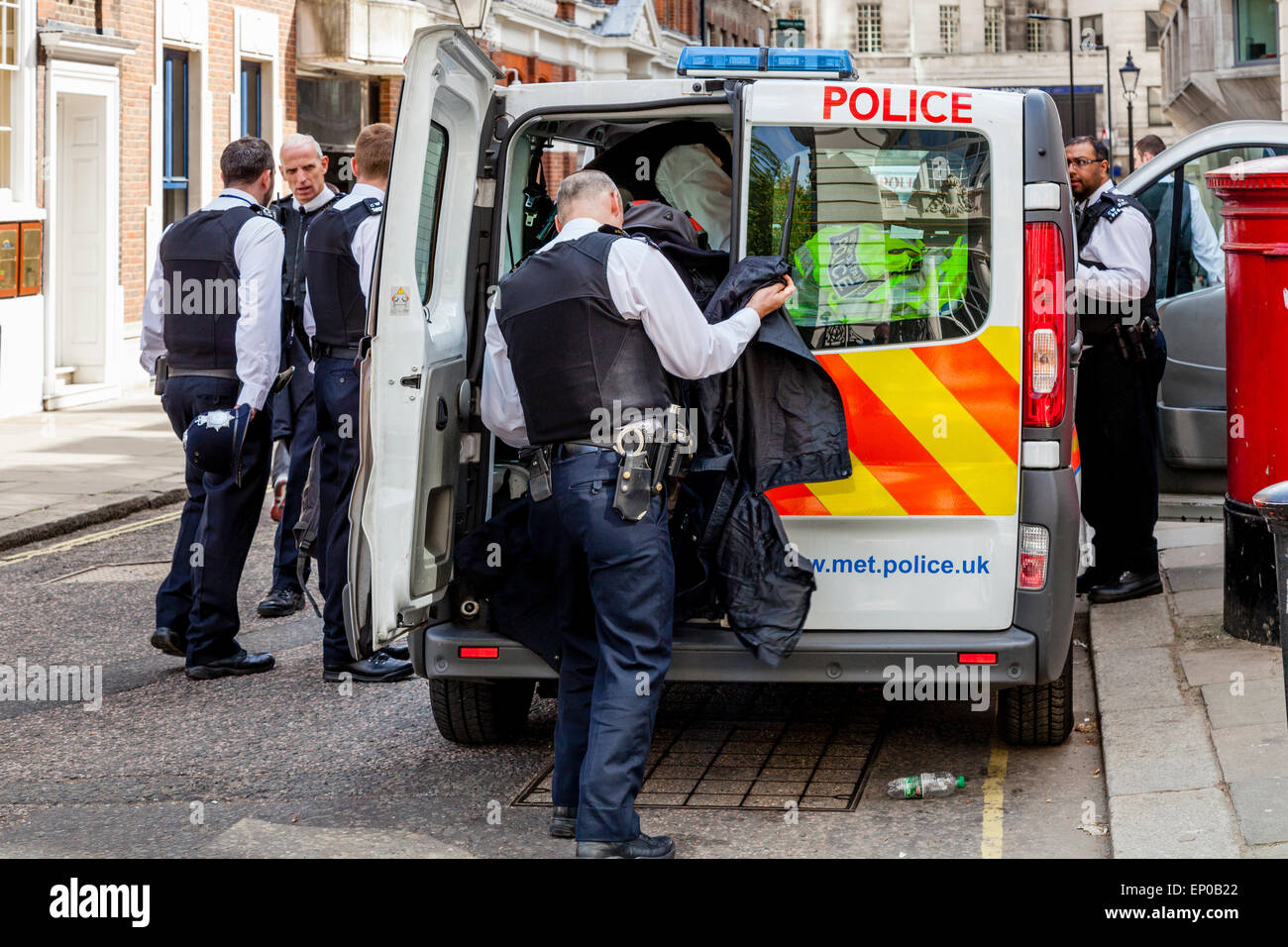 Police Officers Loading A Police Van In St James's Park, London ...