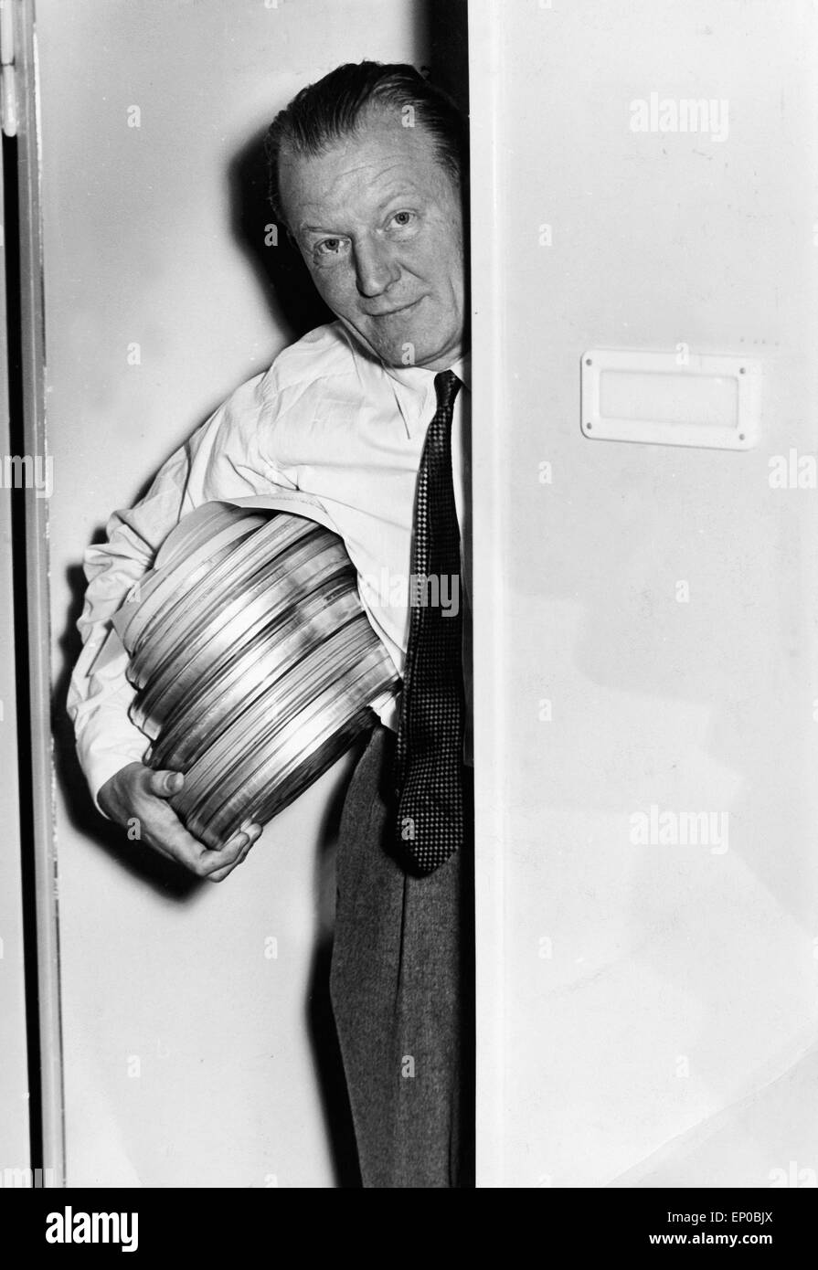 Deutscher Hörfunk- und Fernsehjournalist Peter von Zahn kommt mit ...