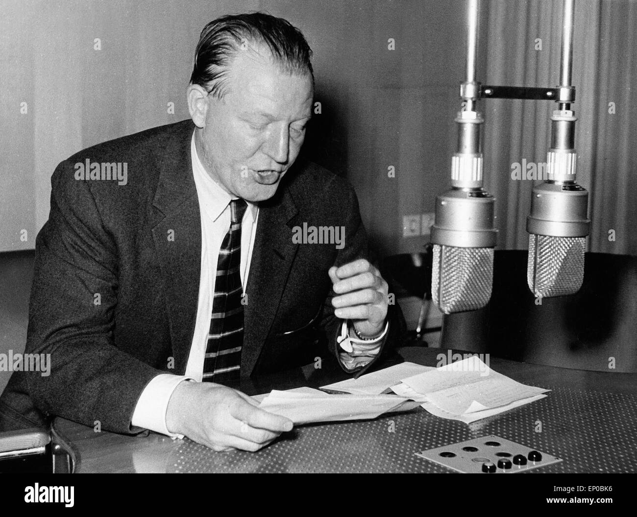 Deutscher Hörfunk- und Fernsehjournalist Peter von Zahn auf Sendung, ca ...