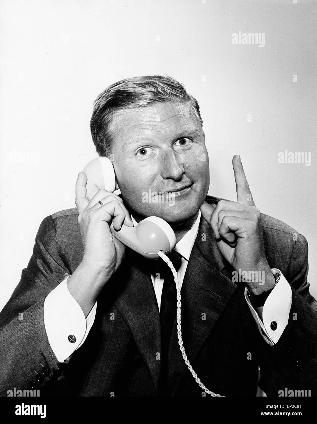 Deutscher Journalist Hans Roth am Telefon, Anfang 1960er Jahr. German ...