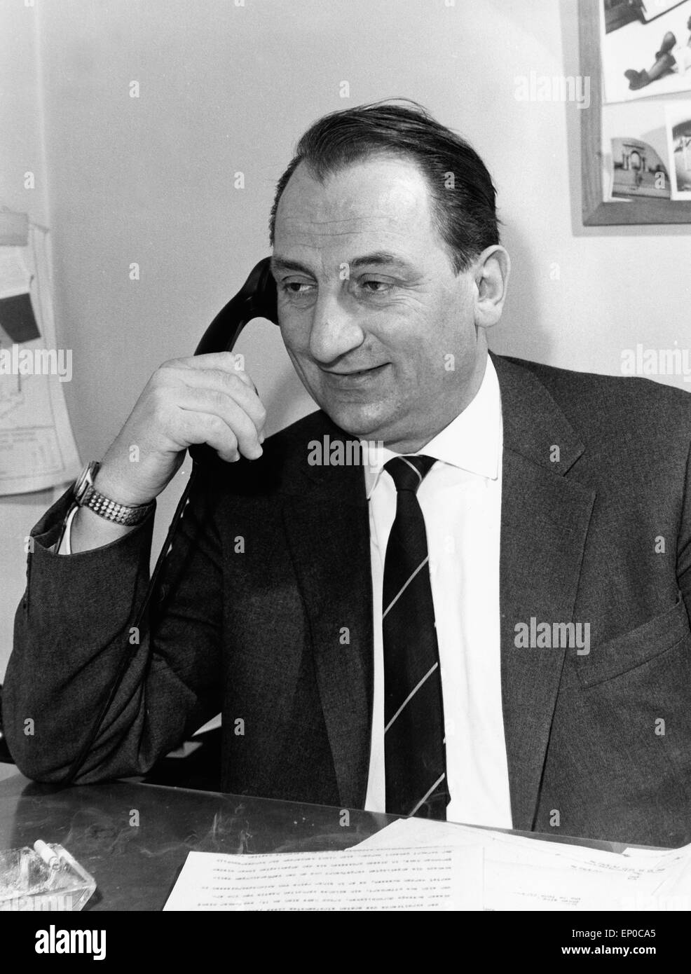 1950s reporter man hi-res stock photography and images - Alamy