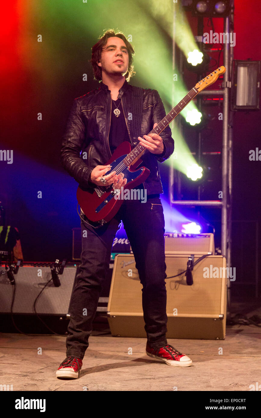 Somerset, Wisconsin, USA. 9th May, 2015. Guitarist JOE HOTTINGER of ...
