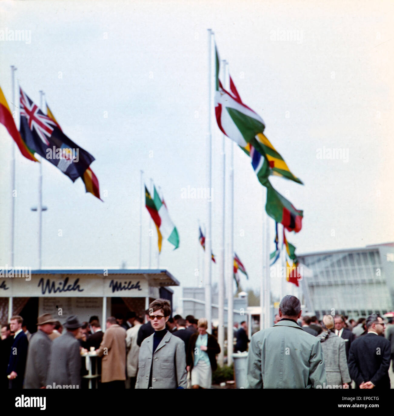 Besucher auf der Hannover Messe 1964 an. Visitors and customers walking ...