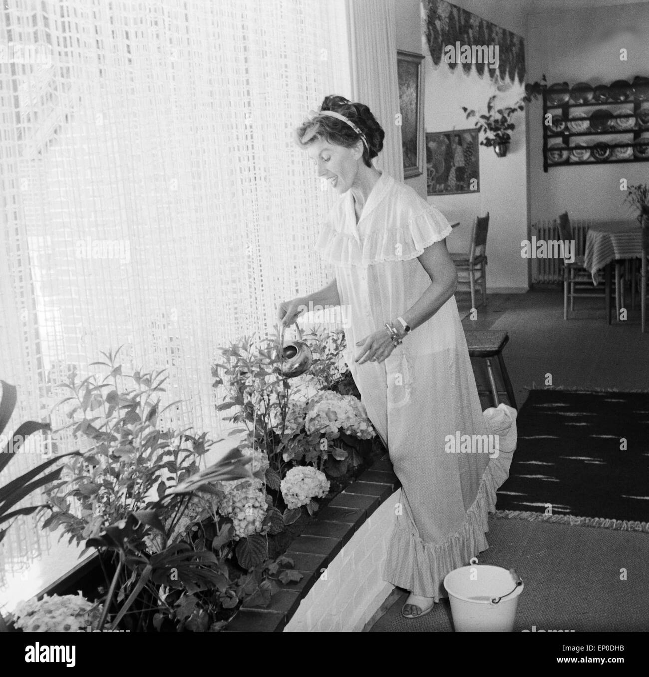 Deutsche Sängerin und Schauspielerin Lale Andersen beim Blumengießen in ...