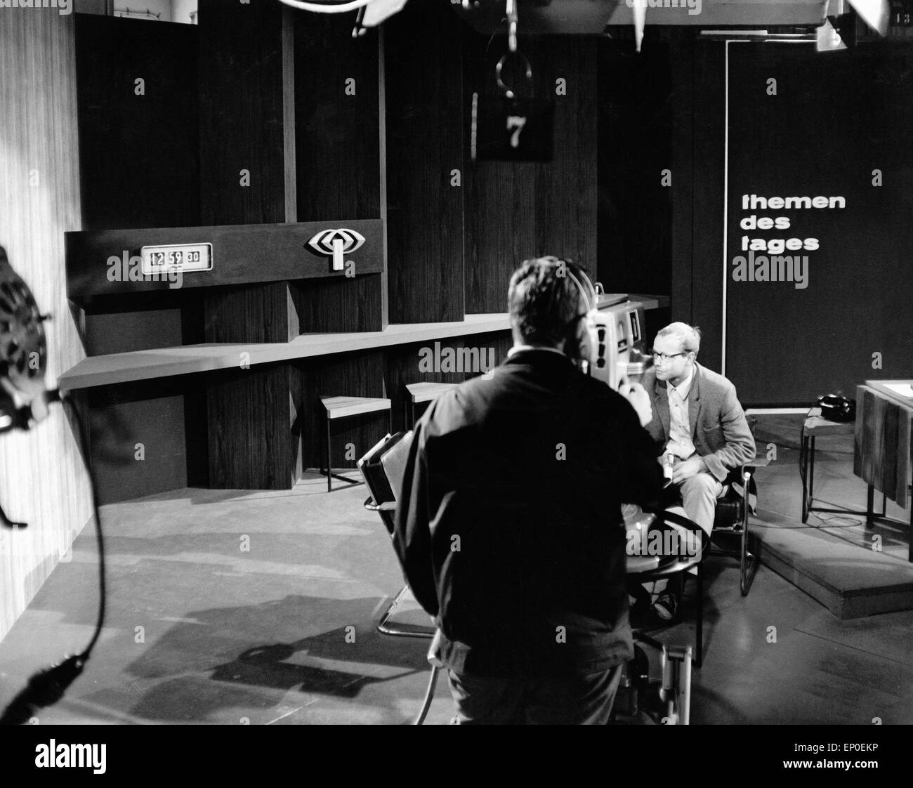 Deie Regie verfolgt den Ablauf einer Nachrichtensendung im ZDF, ca ...