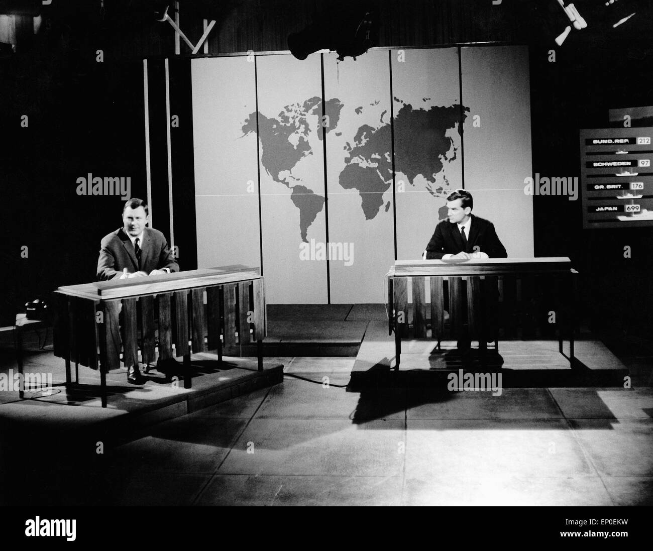 Zwei Moderatoren teilen sich die Nachrichtensendung im ZDF, ca. 1967 ...