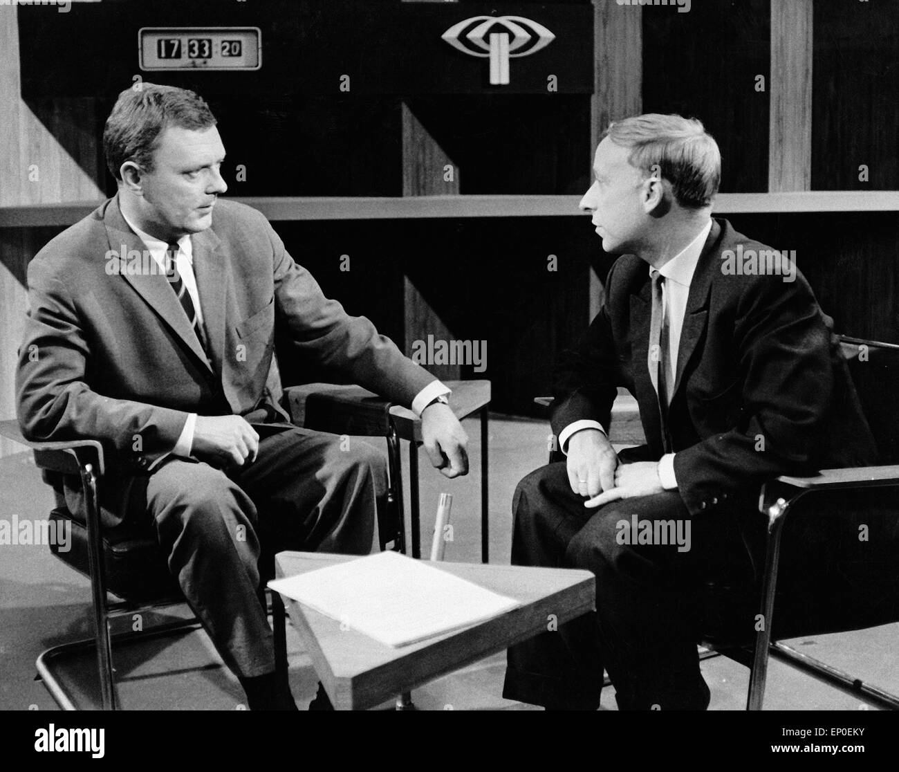 Der Reporter Gustav Trampe im Interview mit einem Experten in der ZDF ...