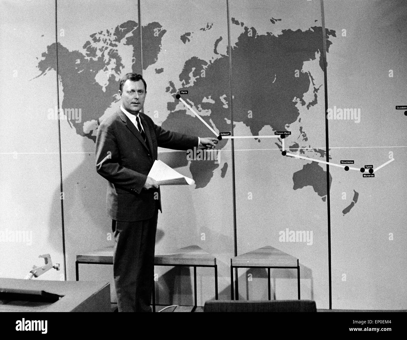 Der Reporter Gustav Trampe an der Weltkarte in der ZDF ...