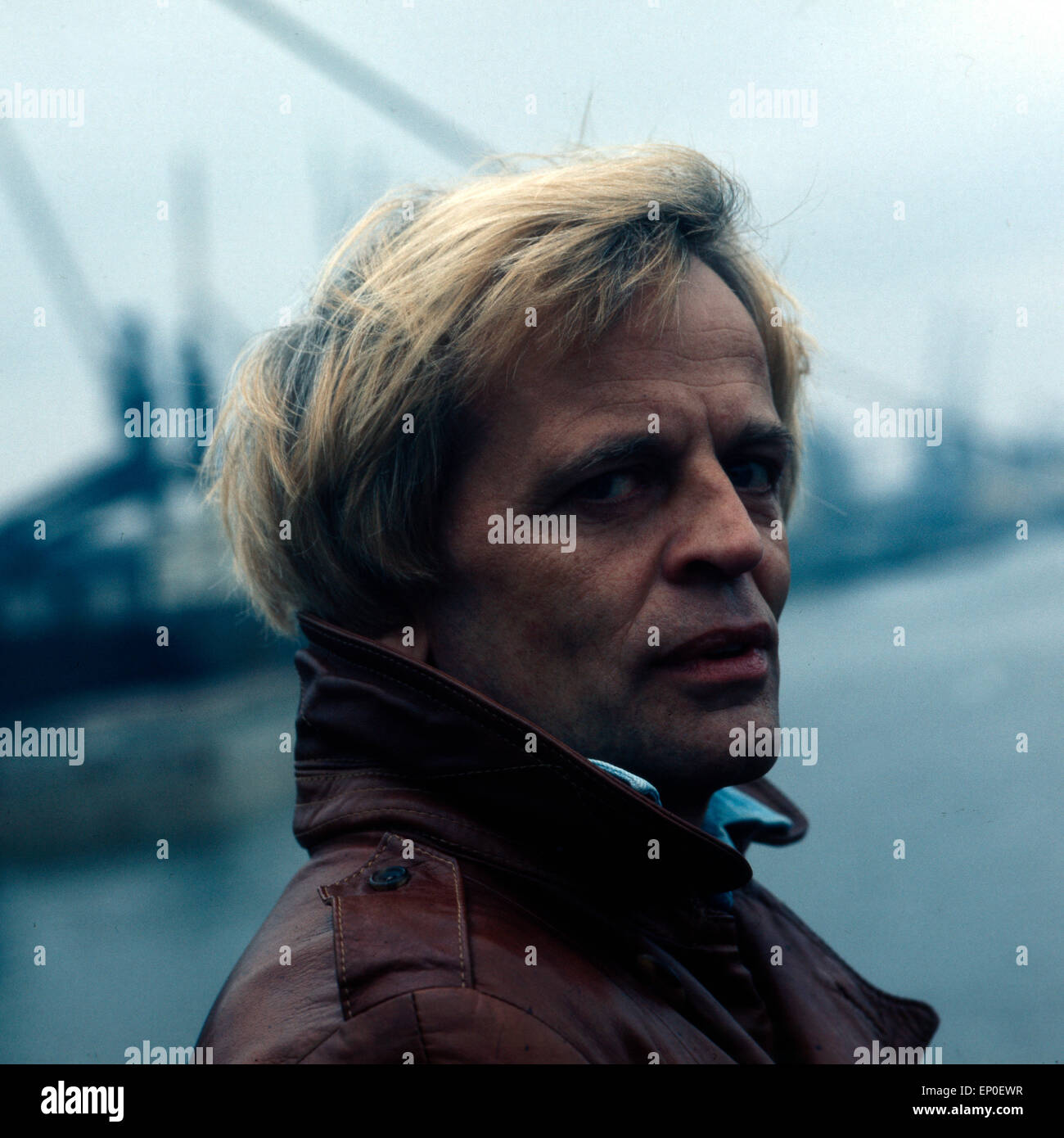 Deutscher Schauspieler Klaus Kinski bei einem Fotoshooting im Hafen von ...