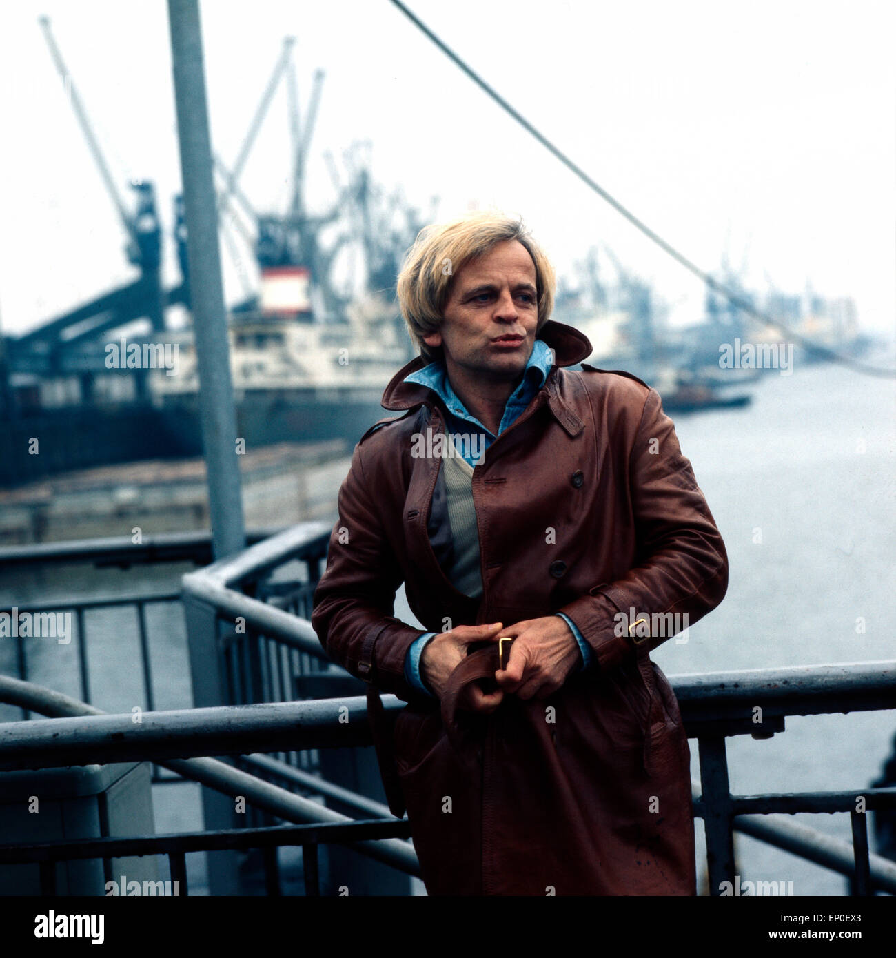 Deutscher Schauspieler Klaus Kinski bei einem Fotoshooting im Hafen von ...