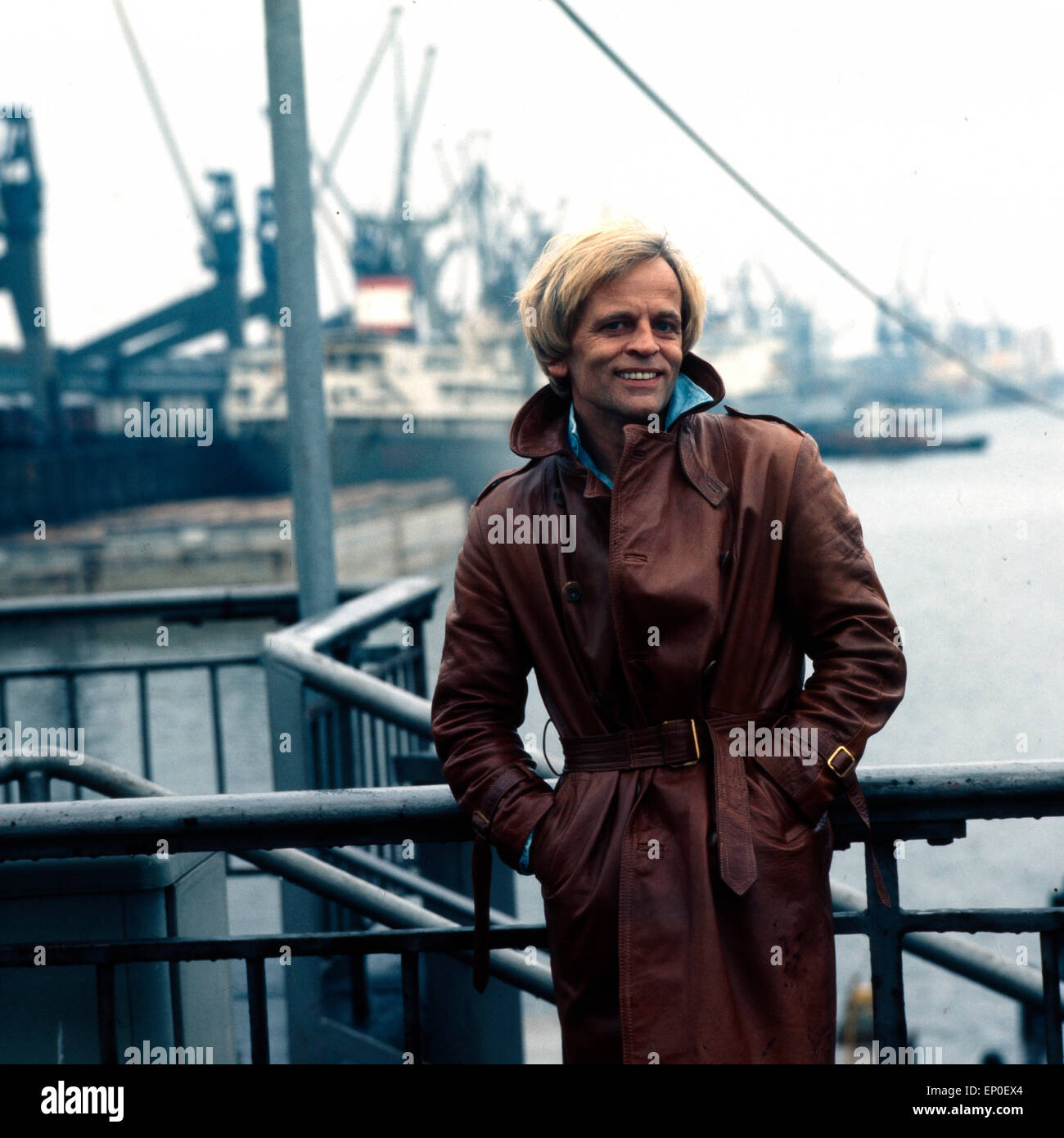 Deutscher Schauspieler Klaus Kinski bei einem Fotoshooting im Hafen von ...