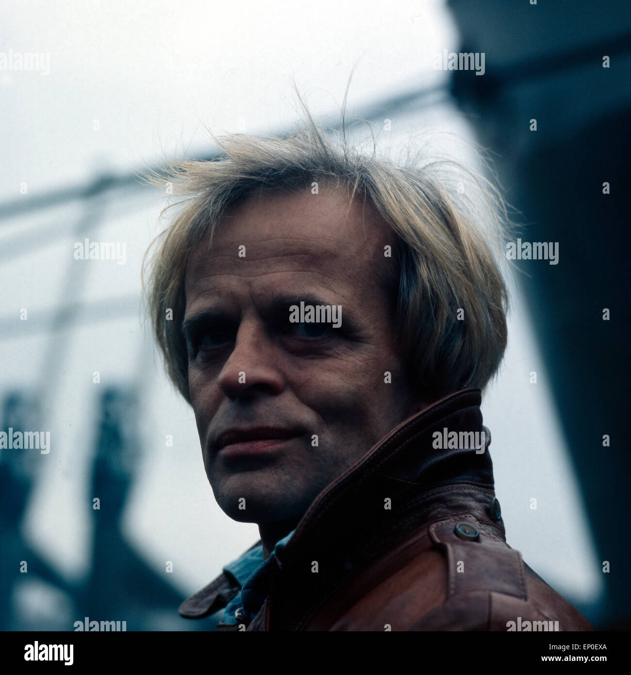 Deutscher Schauspieler Klaus Kinski bei einem Fotoshooting im Hafen von ...