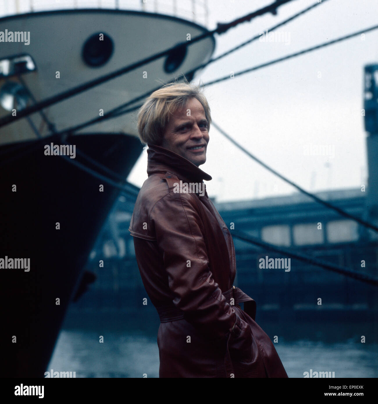 Deutscher Schauspieler Klaus Kinski bei einem Fotoshooting im Hafen von ...