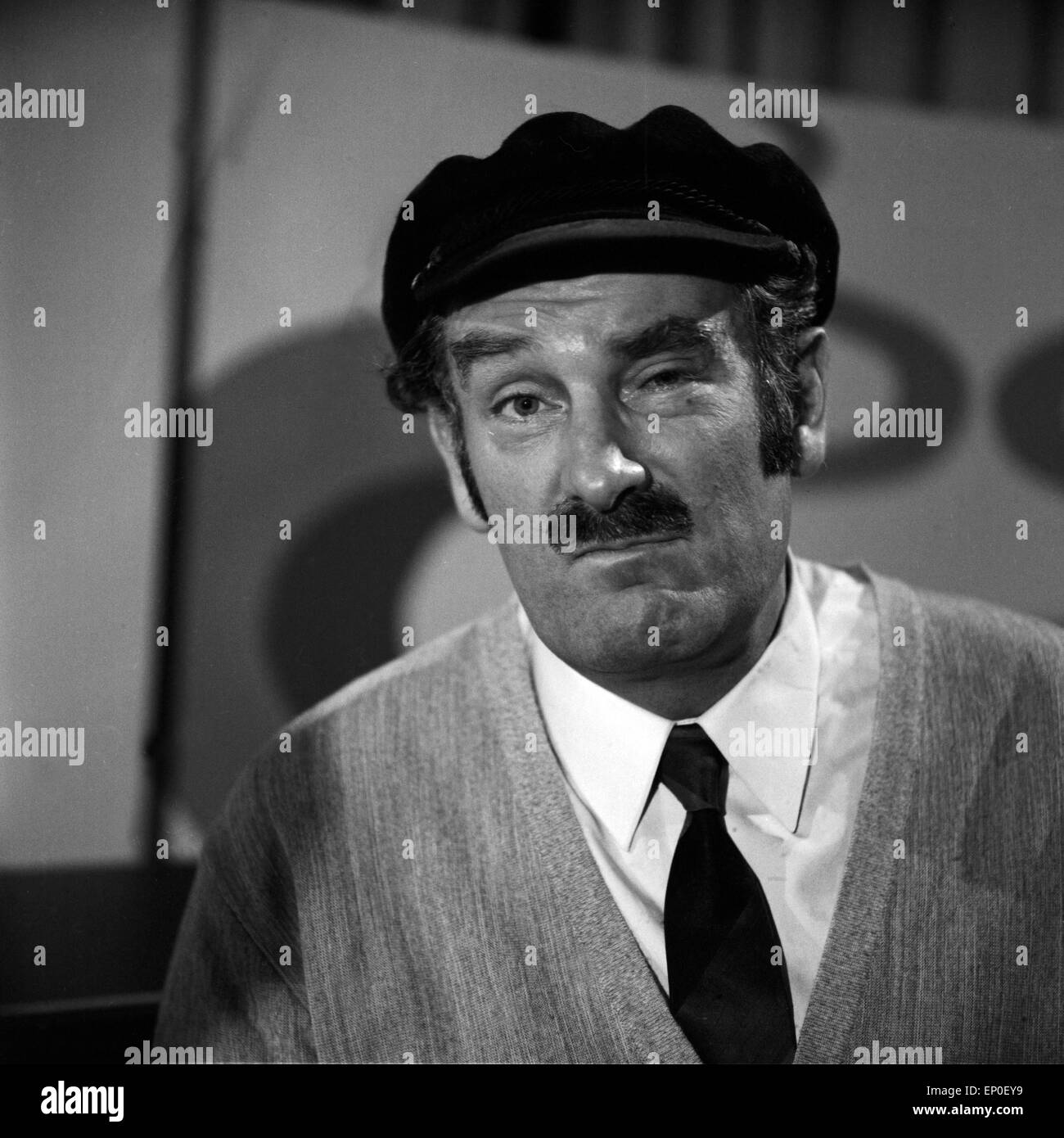 Deutscher Kabarettist und Komiker Jürgen von Manger in seinem Programm ...