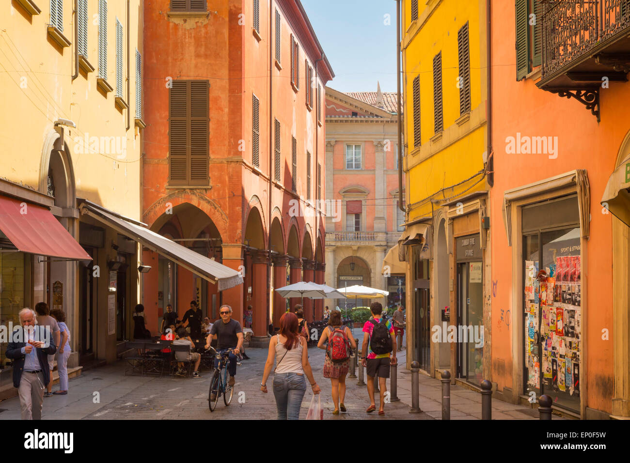 Bologna, Emilia-Romagna, Italy. Scene in Via Zamboni, a typical street ...