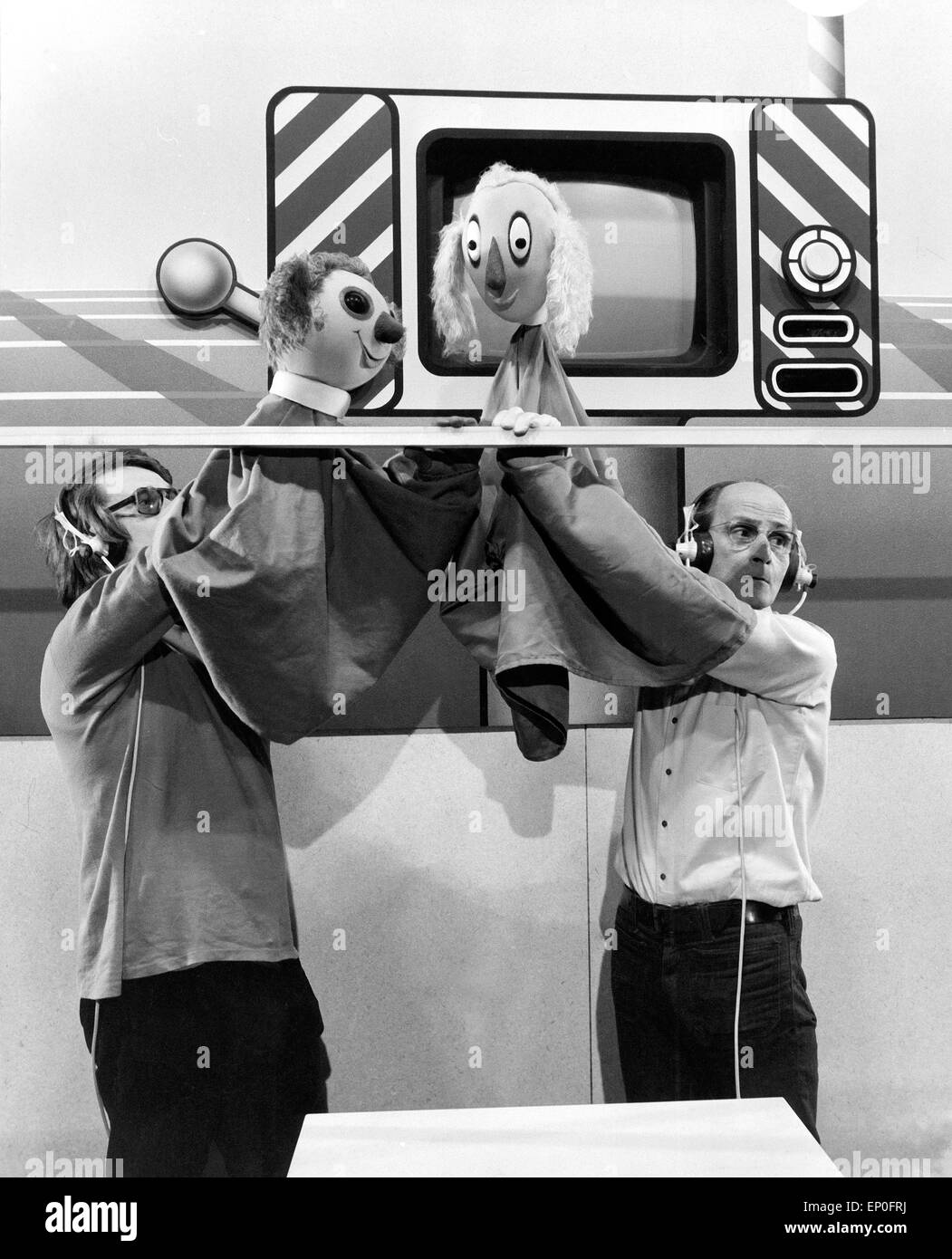 Wolfgang Buresch und Rudolf Fischer spielen und sprechen die Puppen ...