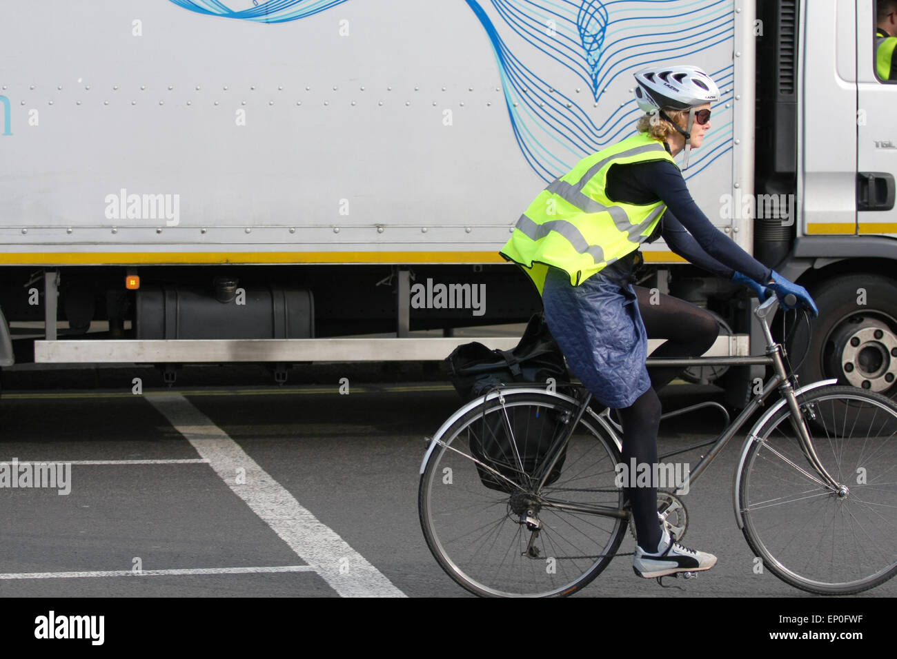 Lorry cycle hi-res stock photography and images - Alamy