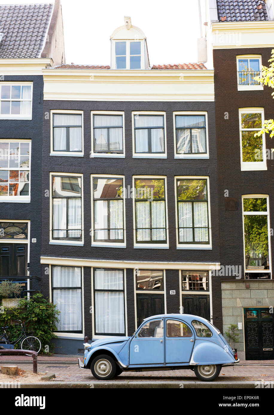 Citreon CV2 parked in front of very unlevel building in Amsterdam's Old ...