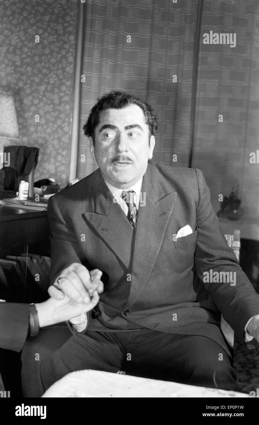 Ein deutscher Schauspieler am Set einer Fernsehfilmproduktion, Hamburg ...