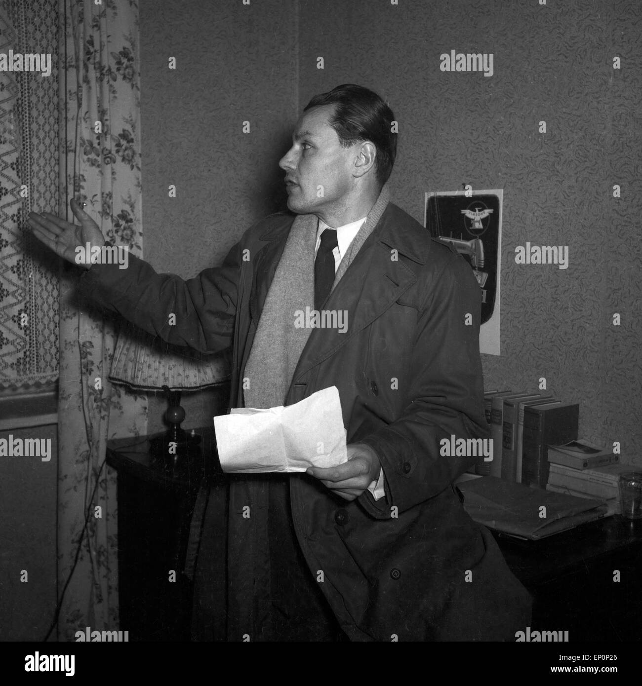 Ein deutscher Schauspieler am Set einer Fernsehfilmproduktion, Hamburg ...