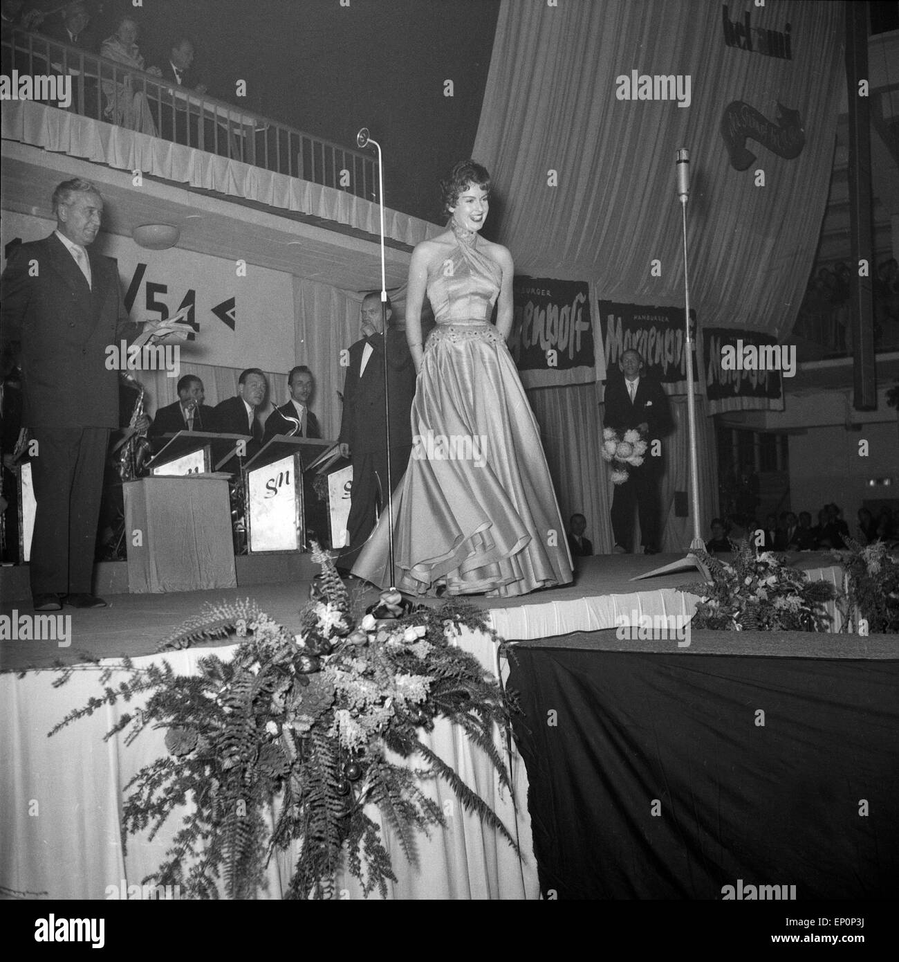 Eine der Teilnehmerinnen zur Wahl der Miss Germany 1953 / 54 in der ...
