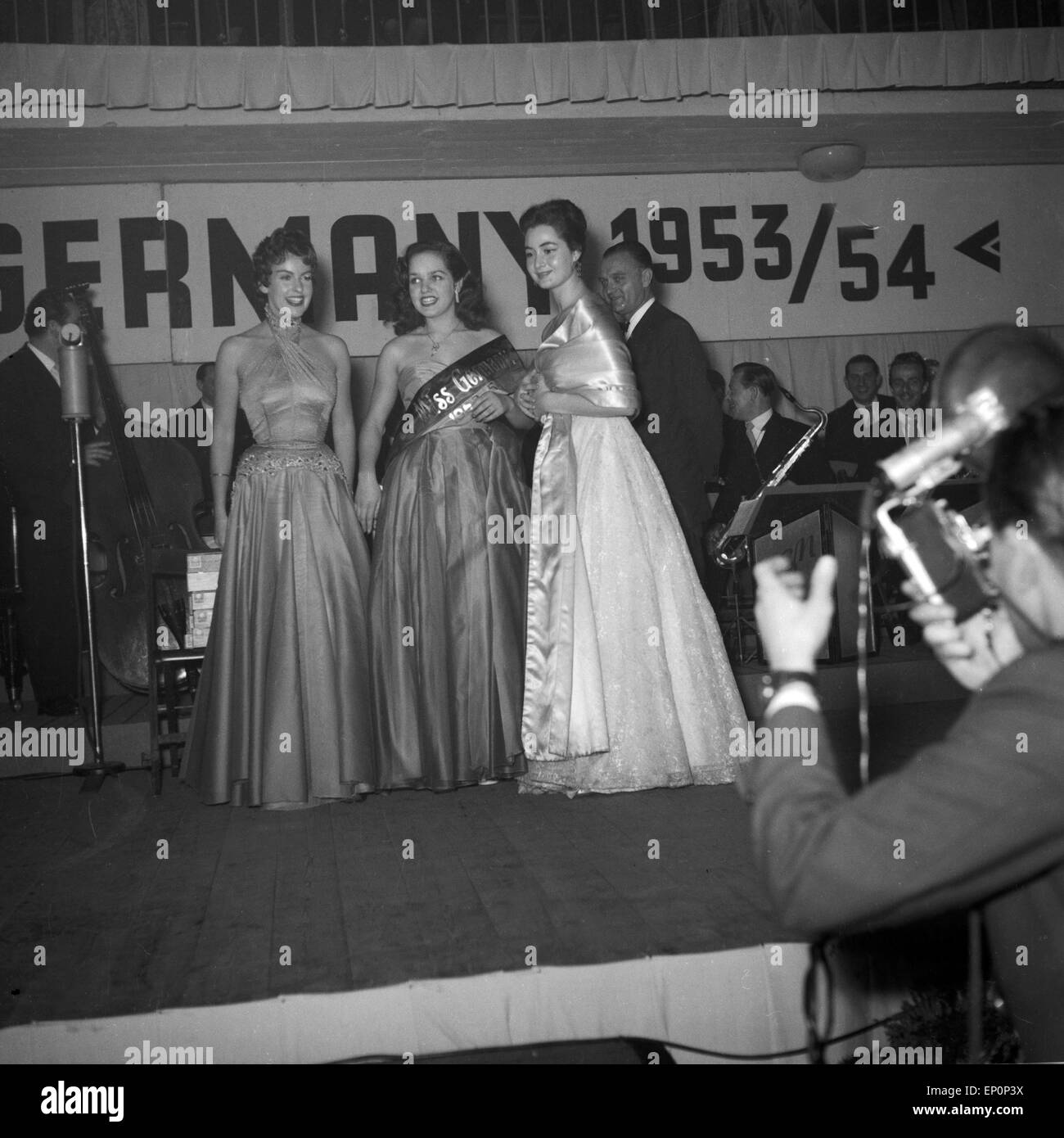 Die Finalistinnen zur Wahl der Miss Germany 1953 / 54 in der Ernst ...