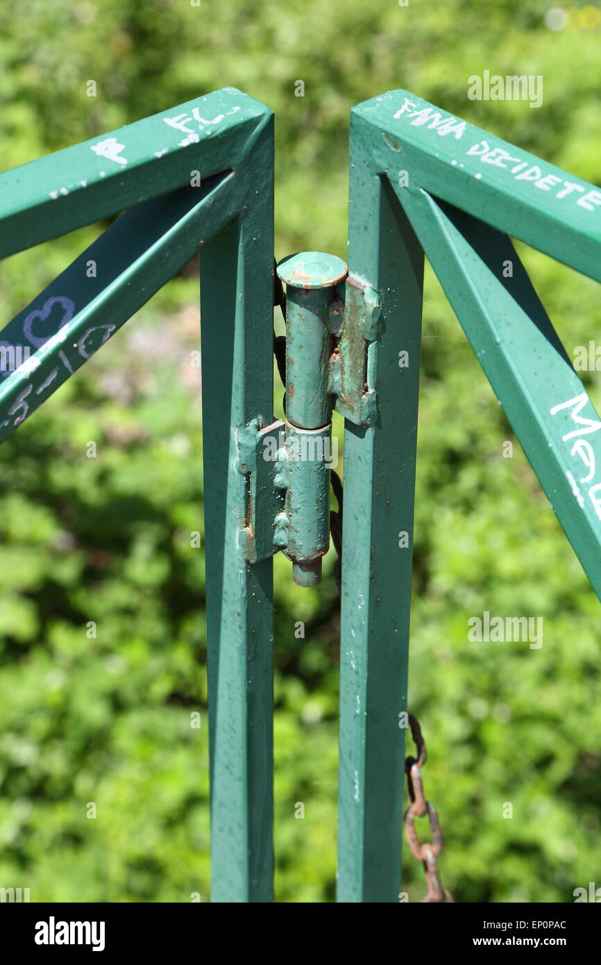 Chain barrier hi-res stock photography and images - Alamy