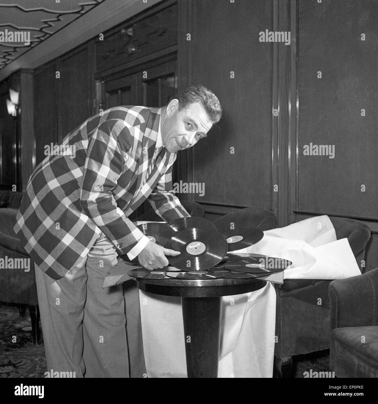 Deutscher Entertainer und Showmaster Peter Frankenfeld hantiert mit ...