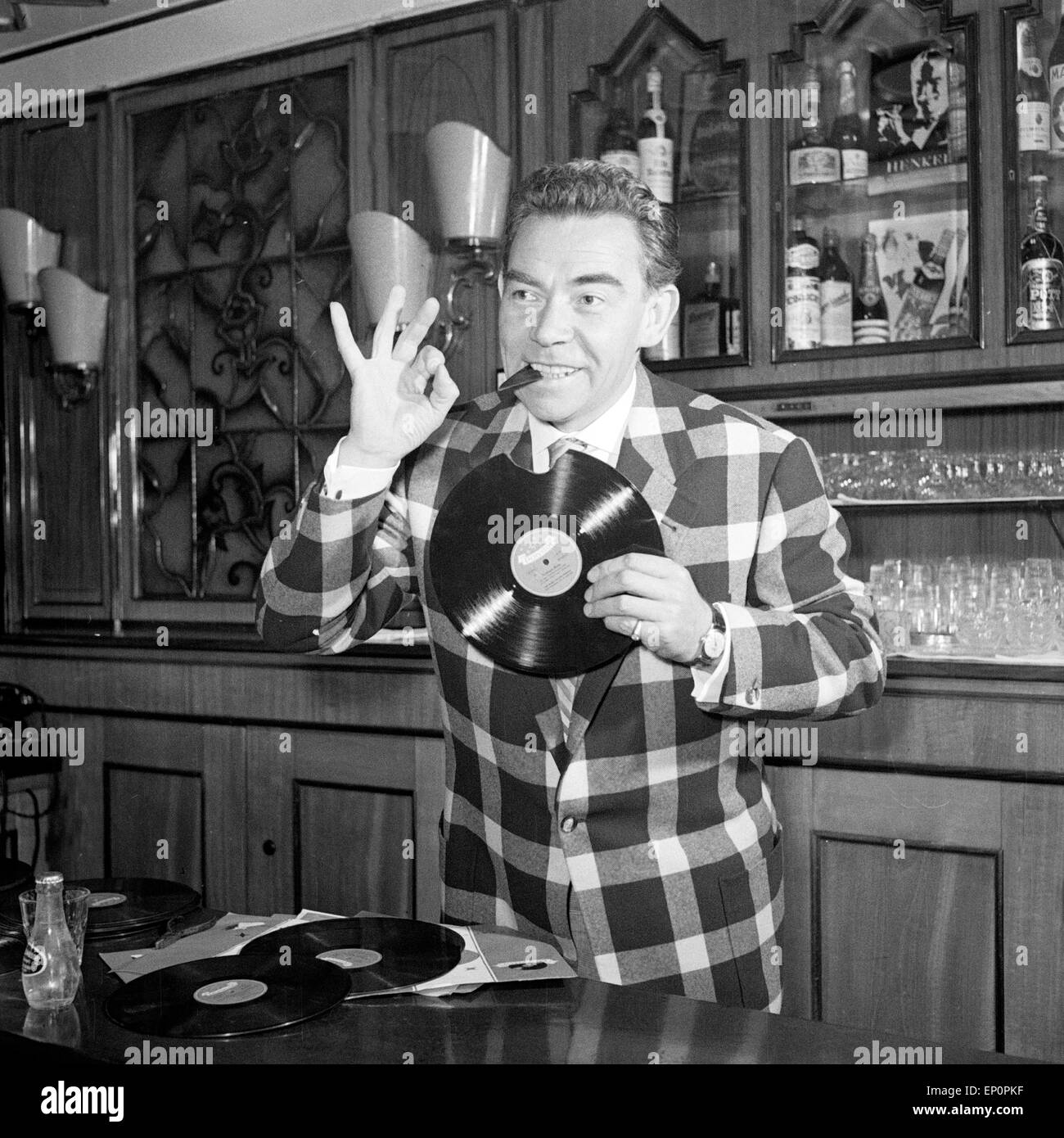 Deutscher Entertainer und Showmaster Peter Frankenfeld beißt in eine ...