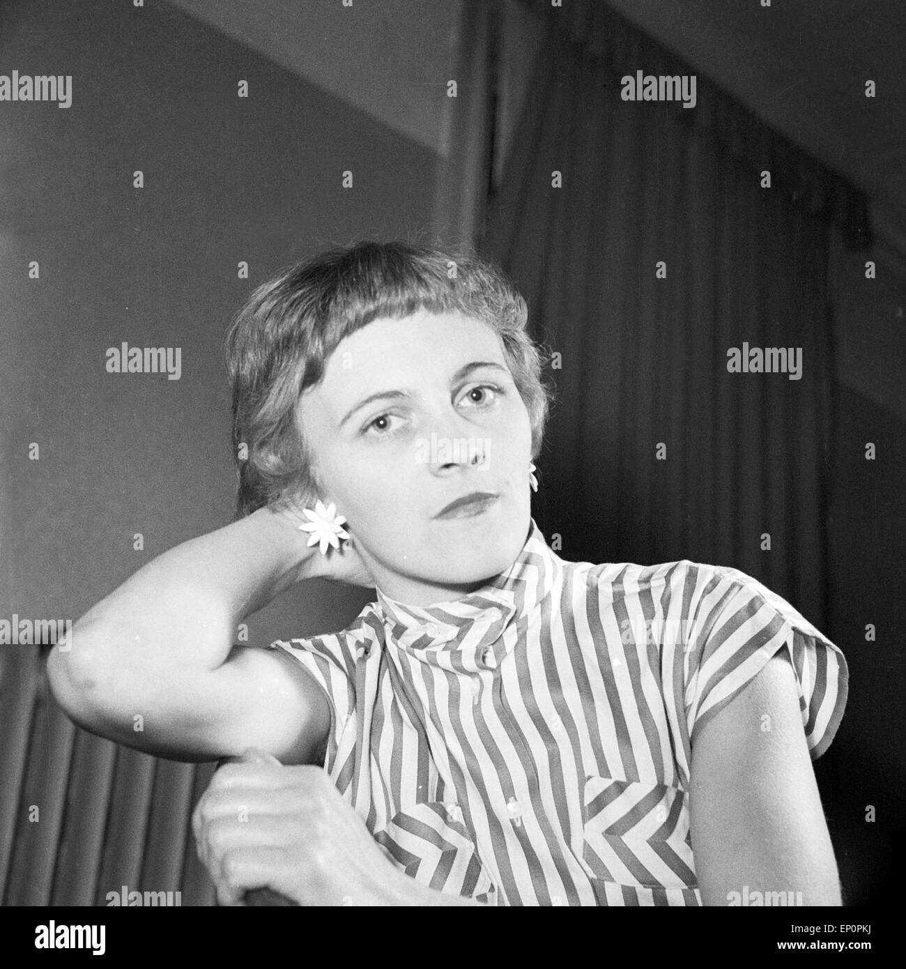 Porträt einer jungen Frau im Deutschland der 1950er Jahre. Portrait of ...