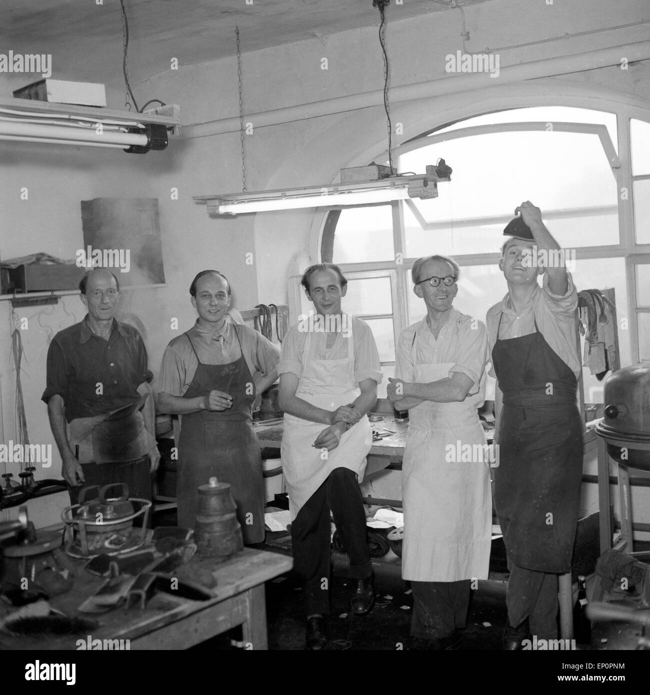 Mitarbeiter der Schallplattenproduktion des Plattenlabels Polydor in ...