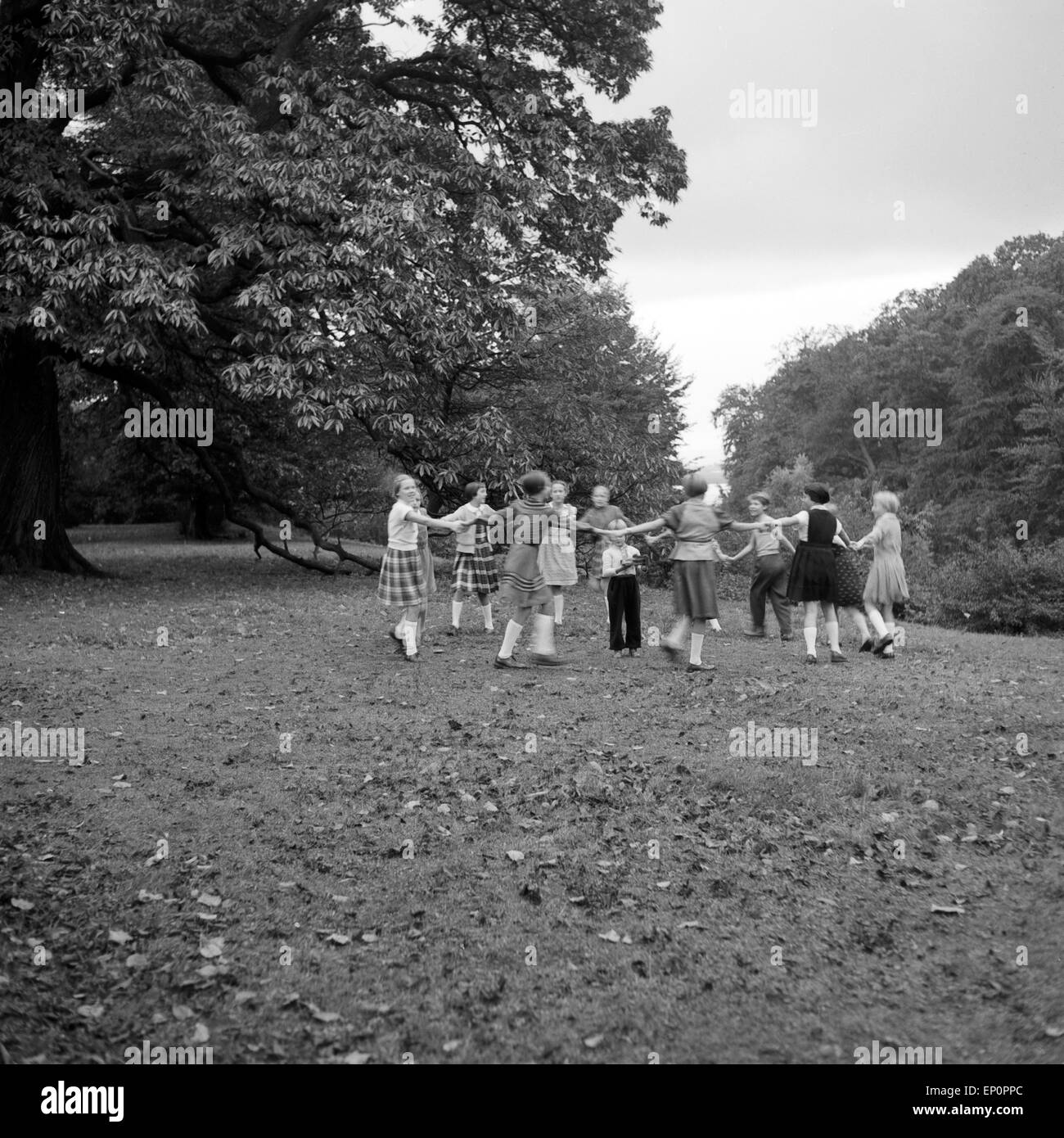 Children playing ring ring roses hi-res stock photography and images ...