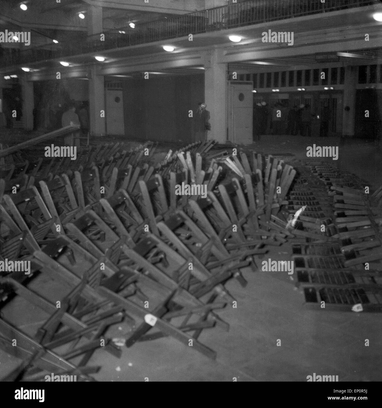 Der Zuschaueraum muß noch hergerichtet werden für ein Konzert mit dem ...