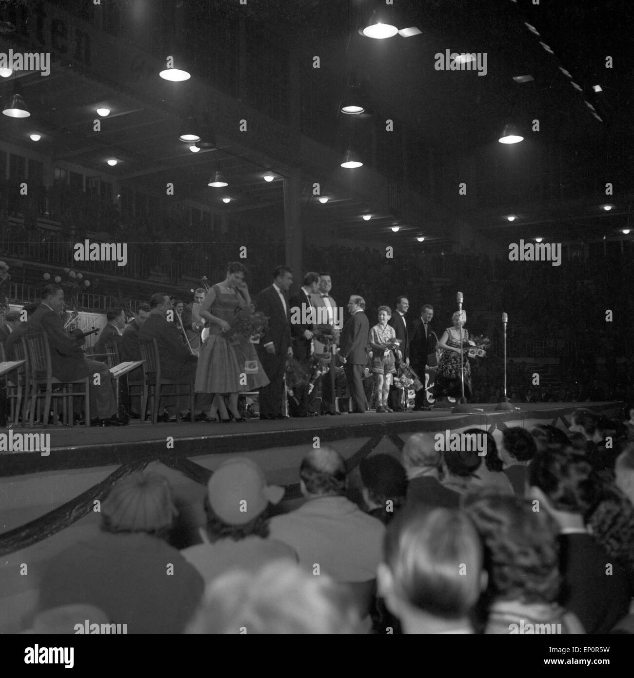 Die Mitwirkenden, darunter Bully Buhlan, Helmut Zacharias, Michael Ande ...