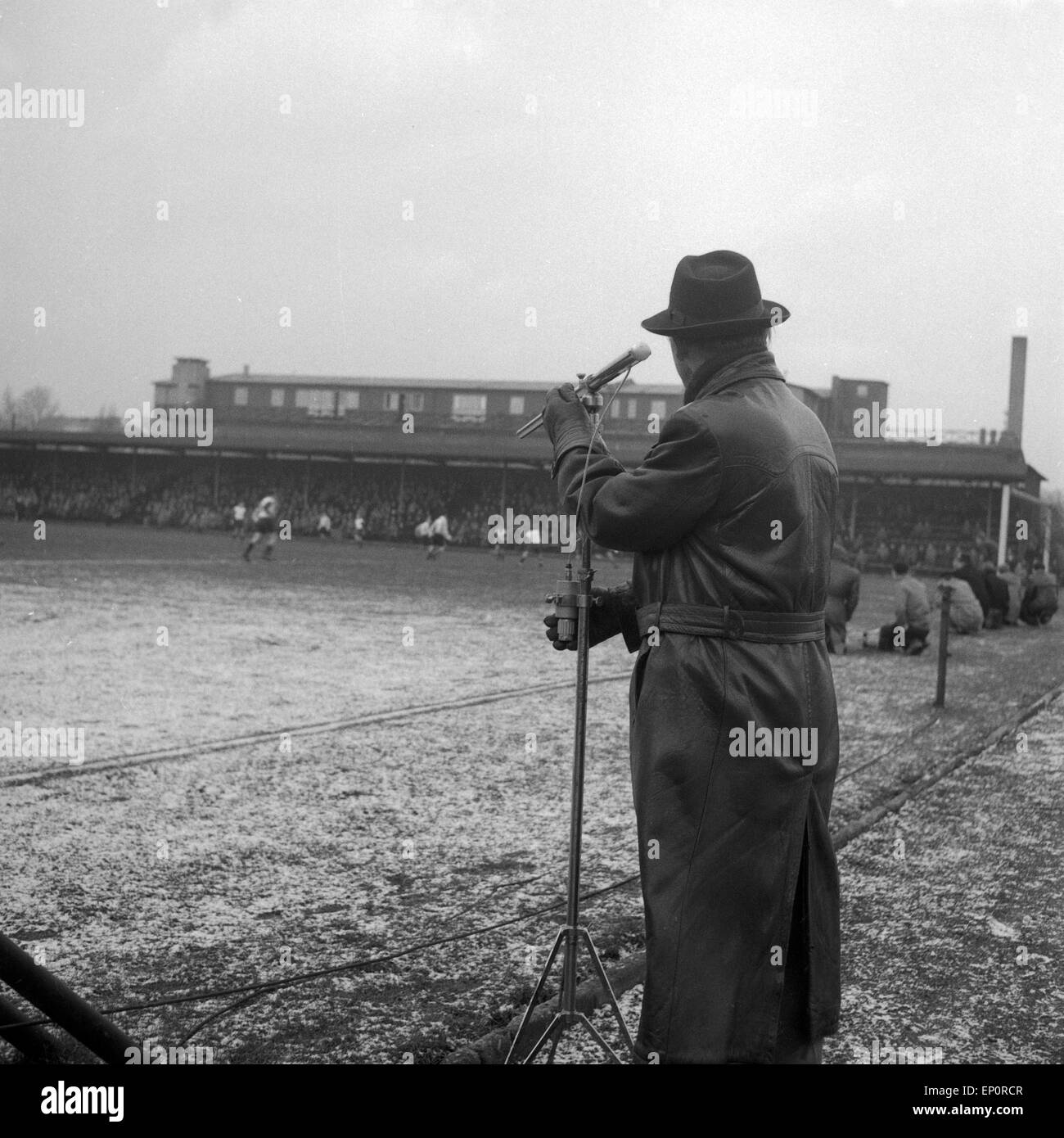 1950s reporter man hi-res stock photography and images - Alamy
