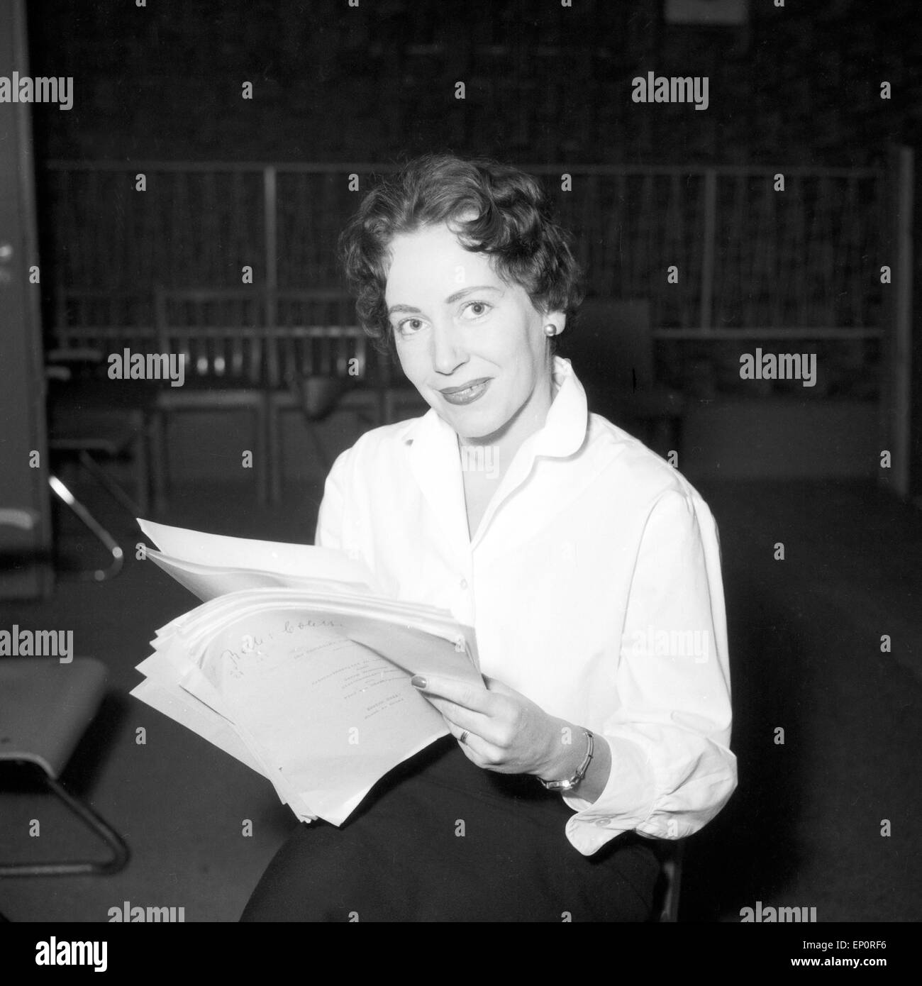 Reading actress hi-res stock photography and images - Alamy