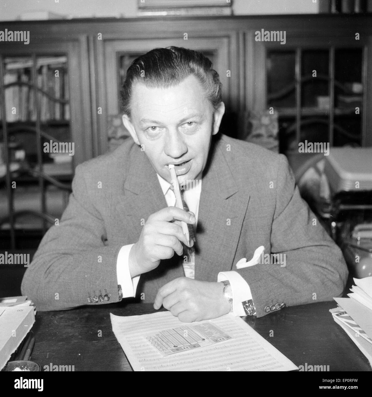 Deutscher Komponist Michael Jary schreibt, Hamburg 1956. German ...