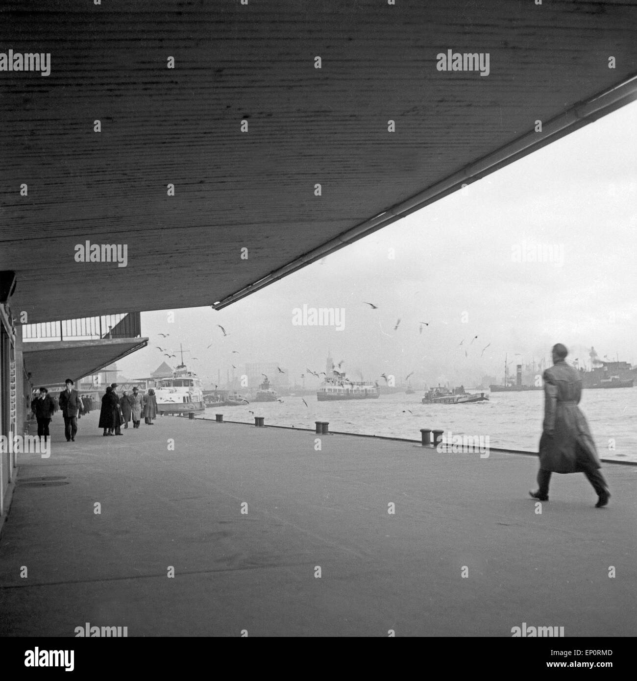 Die Landungsbrücken auf St. Pauli in Hamburg, Deutschland 1956. The ...