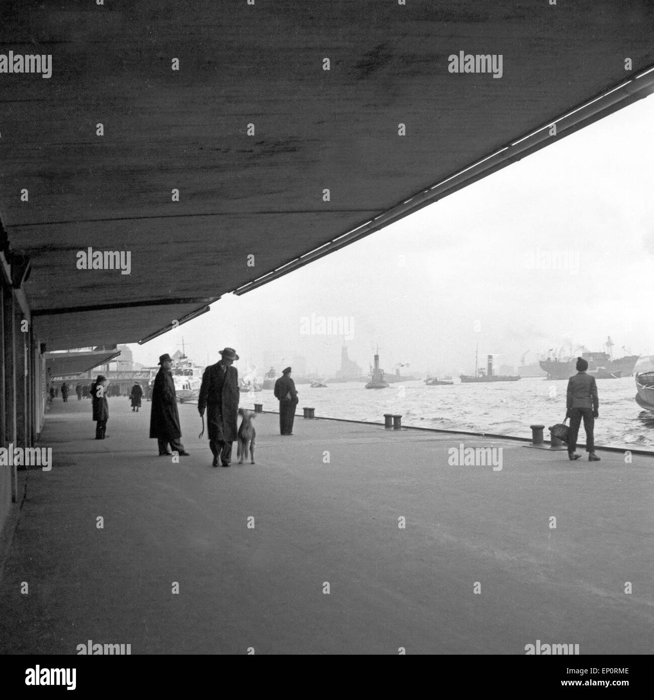 Die Landungsbrücken auf St. Pauli in Hamburg, Deutschland 1956. The ...