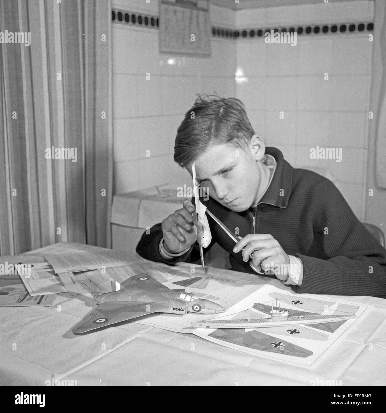 Ein Junge bei seinem Hobby, dem Modellbau von Flugzeugen, Deutschland ...