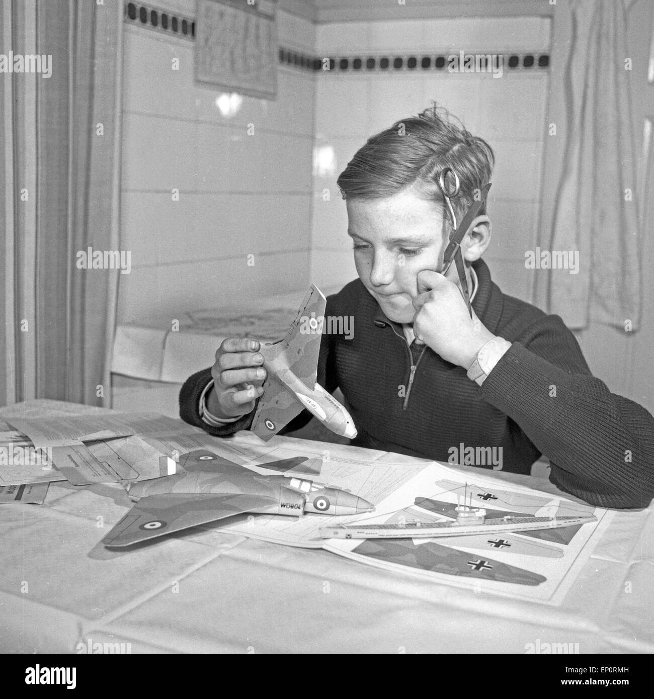 Ein Junge bei seinem Hobby, dem Modellbau von Flugzeugen, Deutschland ...