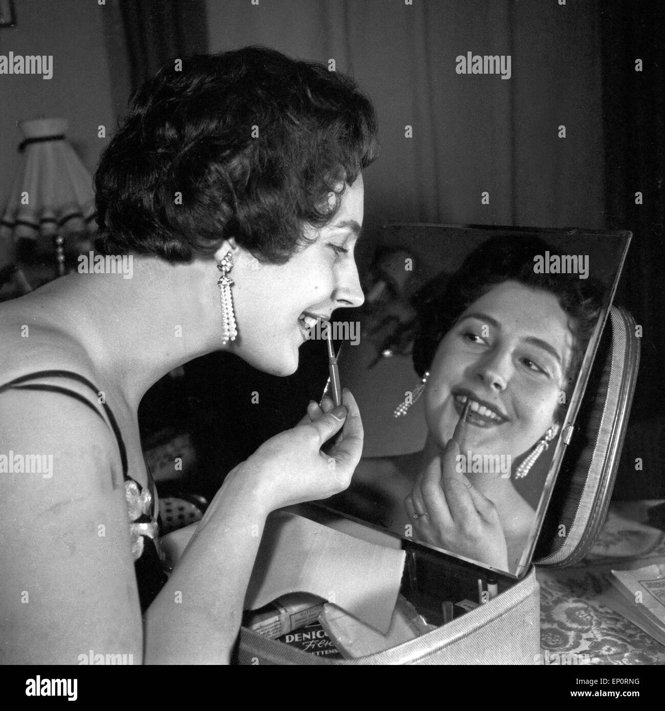 Deutsche Schlagersängerin Renee Franke schminkt sich, Hamurg 1956 ...