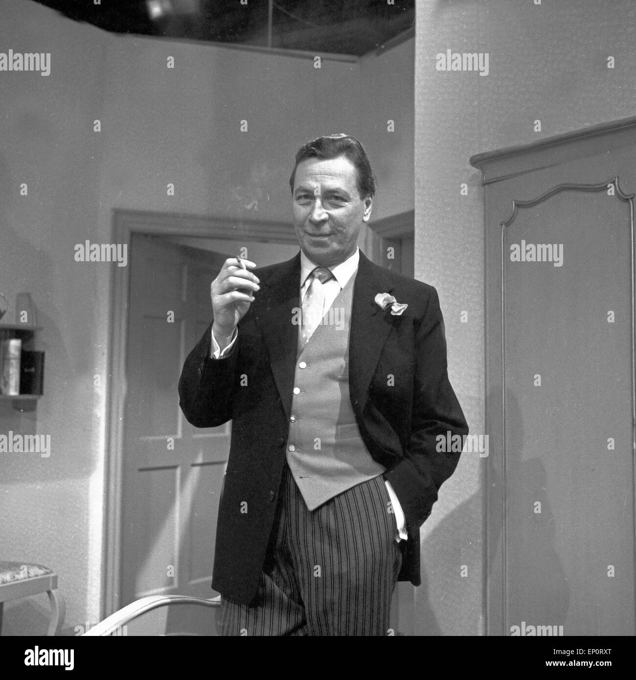 Erwin Linder beim Theaterstück "Der erste Frühlingstag", Hamburg 1956 ...