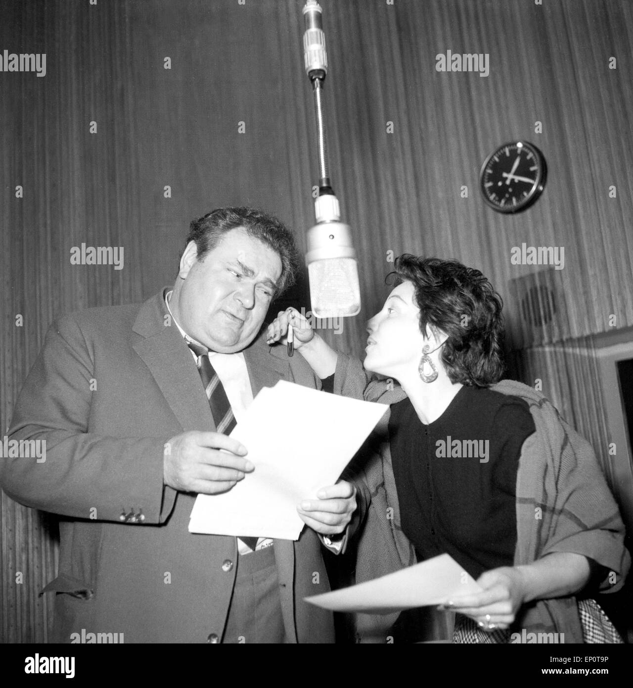 Hermann Schomberg und Kollegin bei einer Hörspielproduktion des NDR in ...