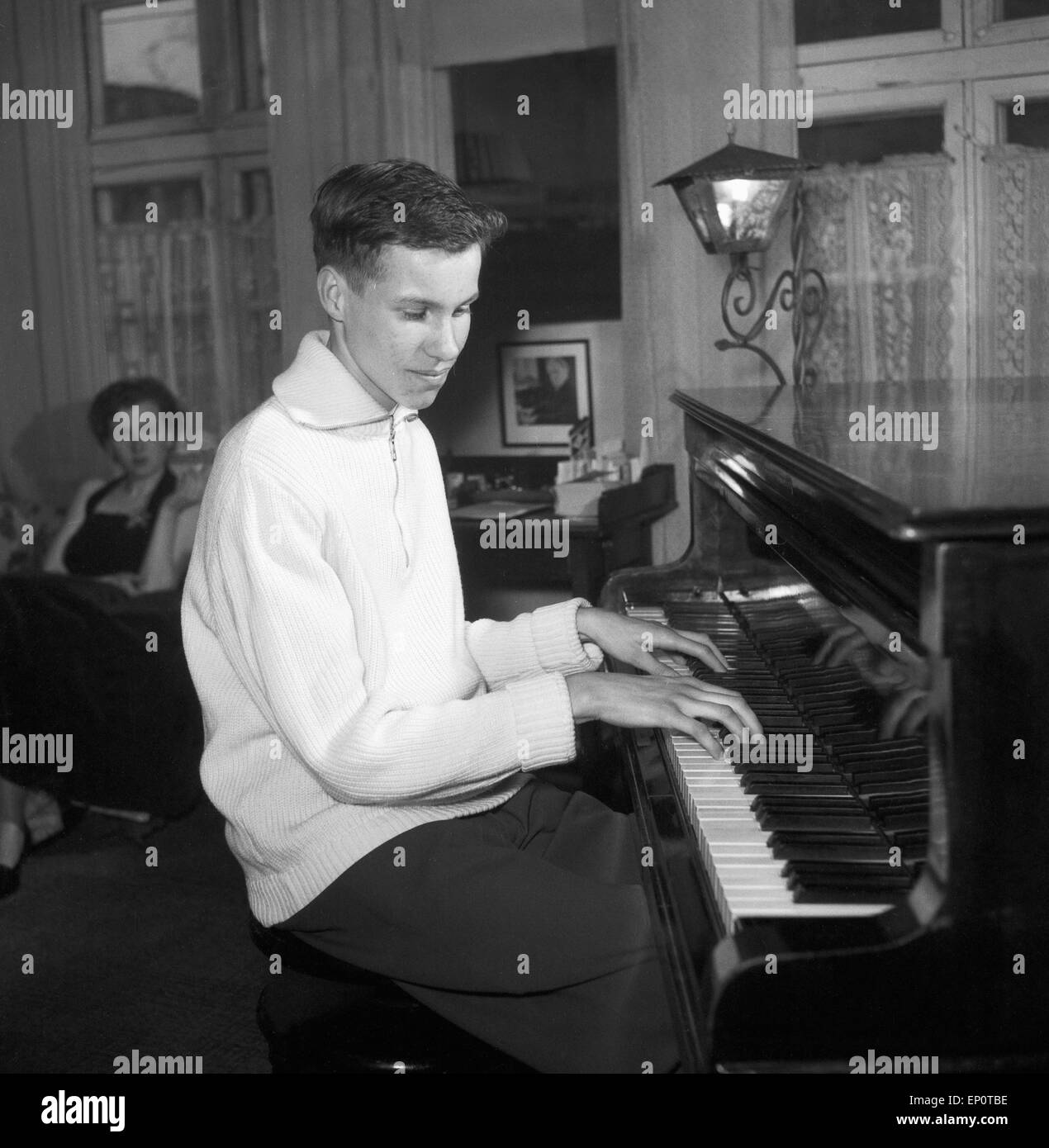 Ein junger Mann spielt an einem Flügel, Hamburg 1956. A young man ...